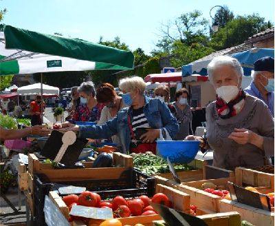 Marché Provençal à Saint-Didier, couleurs et saveurs